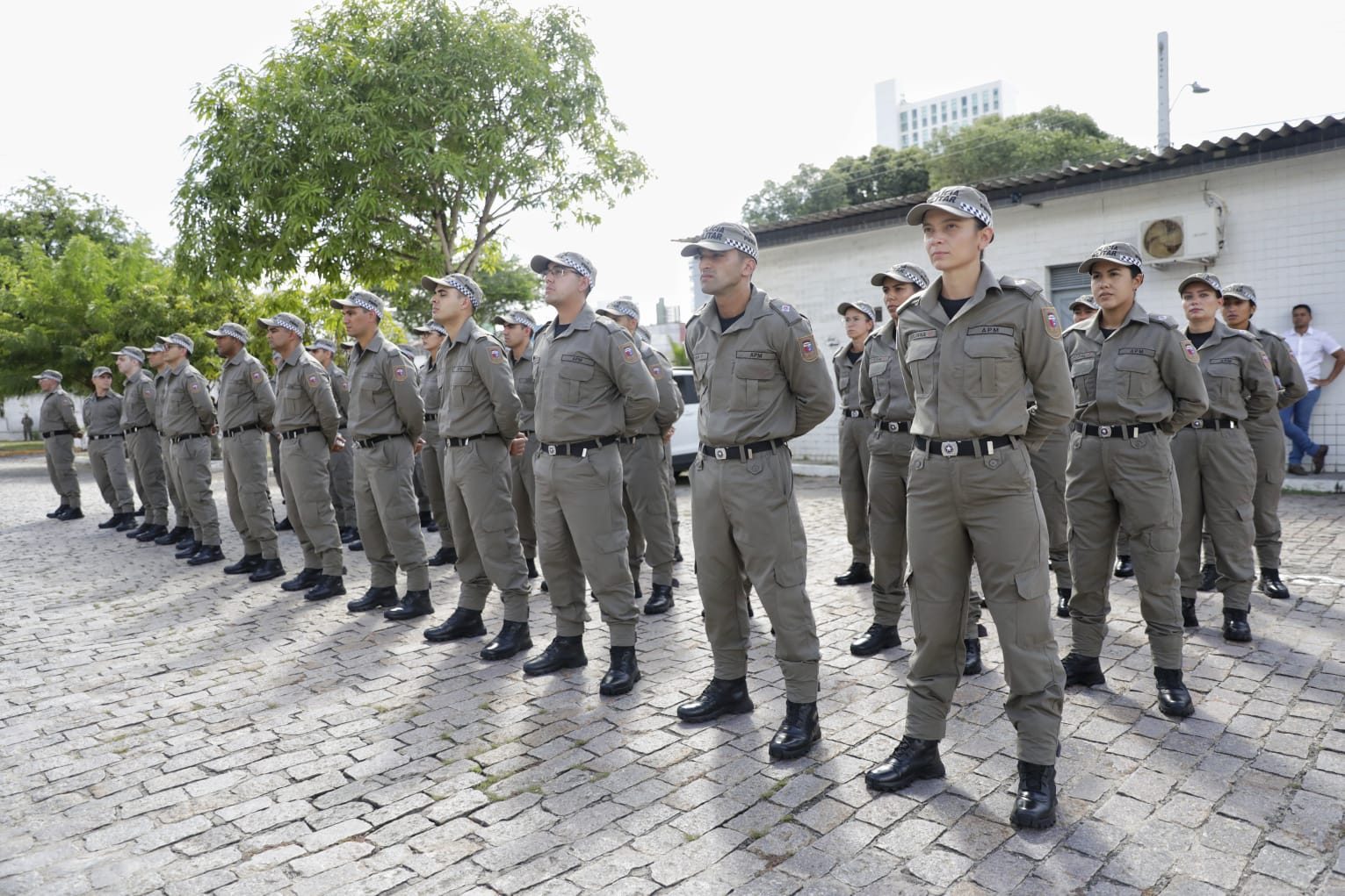 Governo entrega novas fardas da Polícia Militar e anuncia promoções ...